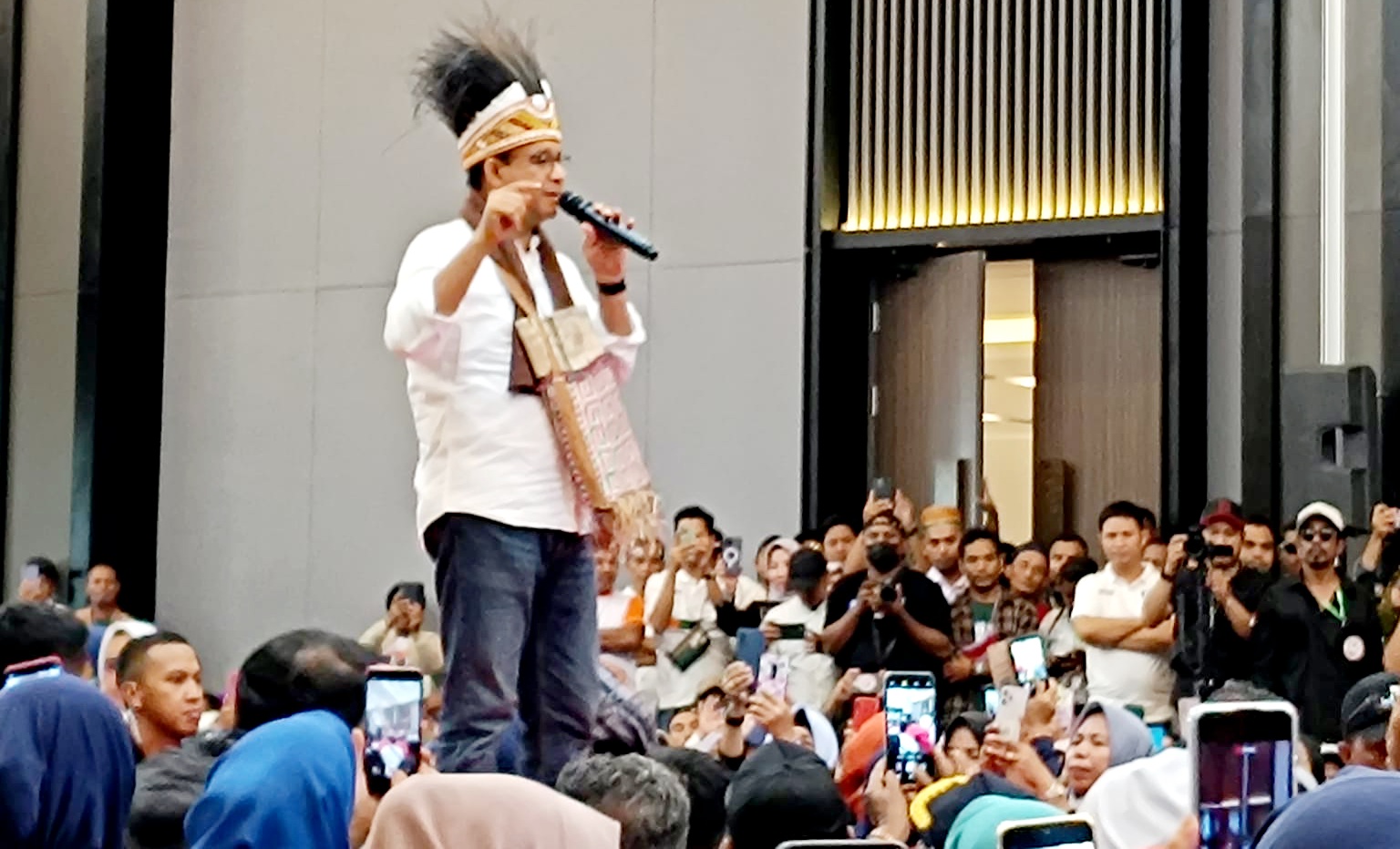 Kunjungi Sorong, Capres Anis Baswedan Janji Bangun Stadion Berstandar ...